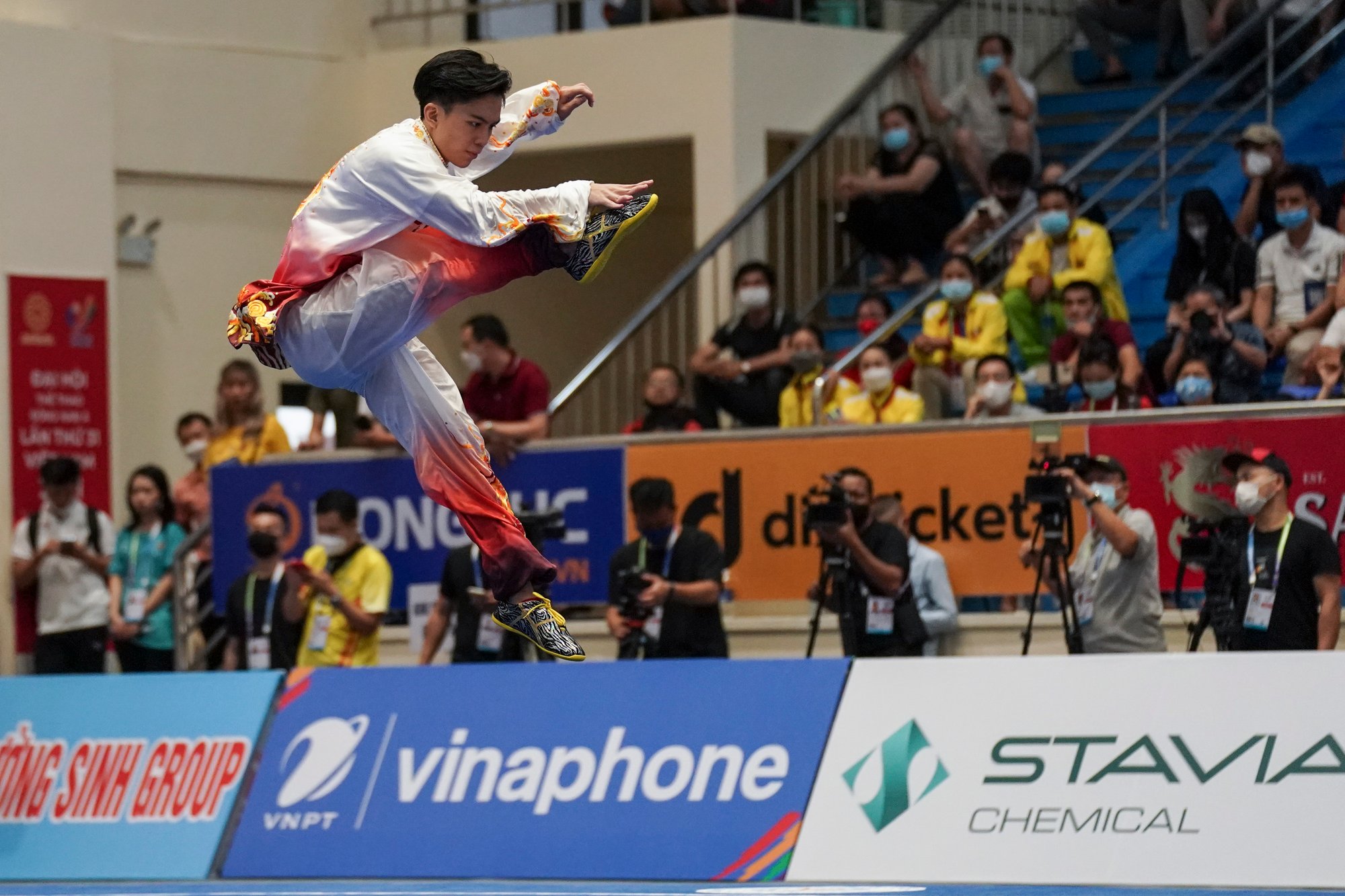 Jowen Lim takes Changquan Silver, for TeamSG's 1st Wushu medal in Hanoi!